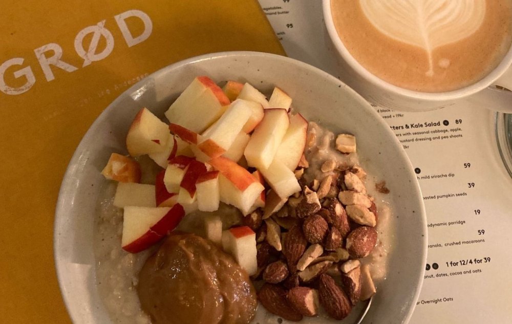 Tweesterrenchef maakt drank met kruiden uit de Zeeuwse natuur