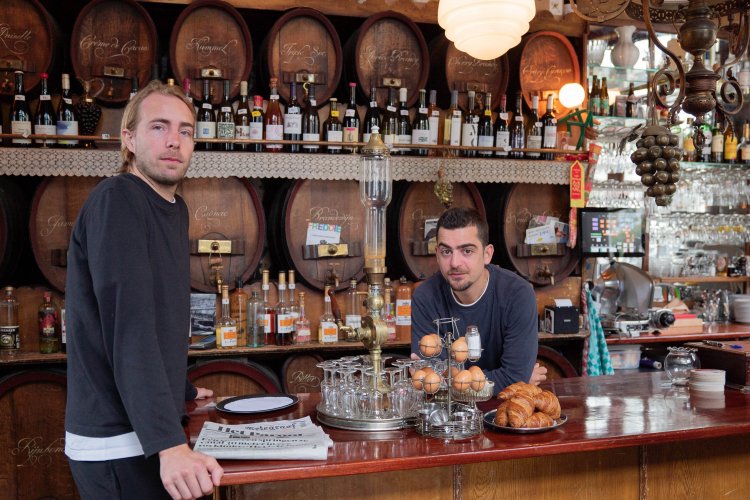 Vier jonge ondernemers nemen een van de oudste cafés van Amsterdam over